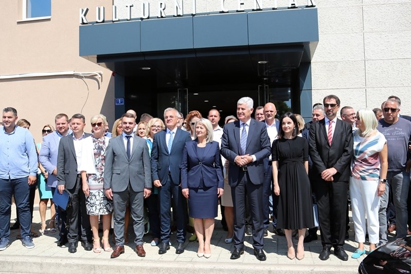U Ljubuškom potpisani ugovori za programe i projekte Hrvata u BiH ...